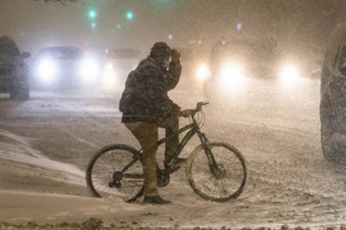 Wind-whipped snow sweeps Chicago area